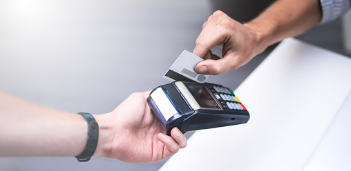 Cos'è il POS e come funzionano i pagamenti tramite terminale POS